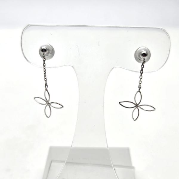 K14ホワイトゴールド　ジガネ　ピアス　四つ葉　スタッドタイプ　　サイズ:全長約２．７ｃｍ 四つ葉縦約１．２ｃｍ 横約１．３ｃｍ フリンジ約１．１ｃｍ ポストの長さ約０．８ｃｍ重量: 総重量は約０．６ｇ素材: Ｋ１４ホワイトゴールド、キャッ...