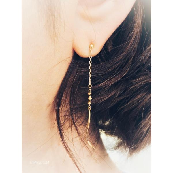 K18イエローゴールド　ジガネピアス　スタッドタイプ　シリコンキャッチサイズ:全長約５ｃｍ、チェーン部分約１．８ｃｍ、ポストの長さ約０．８ｃｍ重量: 総重量は約０．７ｇ素材: K18イエローゴールド　ジガネ付属品:専用ボックス備考 通常包装...