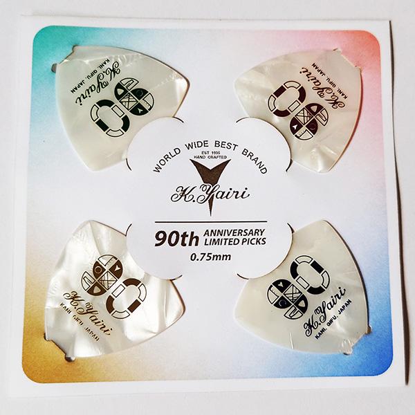 Kヤイリ 三角ピック90周年記念ロゴが入った限定ピックです。きらびやかな4色をセット。形状：オニギリ型・三角材質：セルロース厚さ：0.75mm販売単位：4枚セット