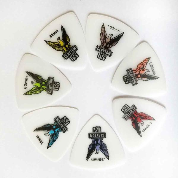 Steve CLAYTON USA ピック アセタル　丸肩トライアングルACETAL POLYMERは、ピックとして最適な素材です。暖かみのあるクリアーな倍音が得られ、耐久性に優れているため、ピッキング等によるキズにも強いです。又、表面は滑...