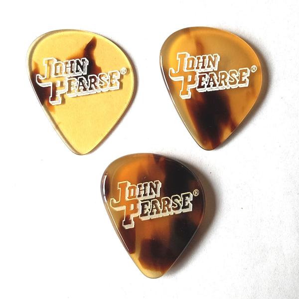 John Pearse　Picks FAST TURTLES　このピックはFaux Tortoise Shell BridgePinsと同じくミルクに含まれるカゼインを弱酸の中で加熱し形成された硬質の人工べっ甲で出来ています。形状は、Stu...