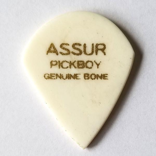 ピックボーイ ASSUR Genuine Cow Bone形状：アシュラ厚さ：約2.0mm素材：ボーン(牛骨)販売単位：1枚Hand Made in India〜アシュラピックのGOOD POINT〜□手の重みがのりやすく、先端に力が集中し...