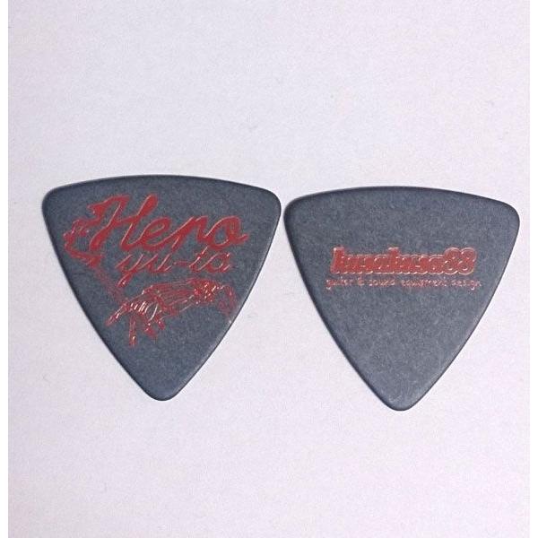 ■耐摩耗性・強度に優れているポリアセタール・ブラック素材を使用■オリジナル・デルタタイプ形状と厚みでしなやかな反りを実現。■yu-taカスタムデザインプリント、ロゴ入り■2013年月メジャーデビューワンマンツアーより本人も使用形状：デルタ材...