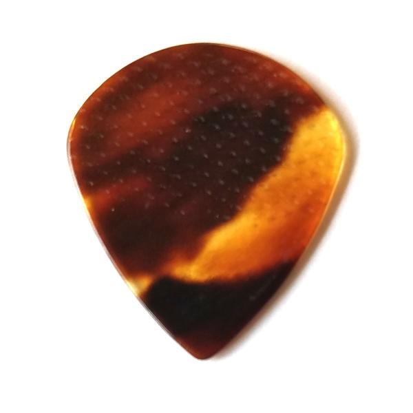 ホスコ　べっ甲ピック　ジャズ 1.0mm すべり止め付き形状：JAZZ型厚さ：1.0mm材質：べっ甲加工：エンボス販売単位：1枚材料が希少になり価格が高騰する中、それでもなお根強い人気の本鼈甲ピック。・柔らかく艶のある音色・豊かな高音・なめ...