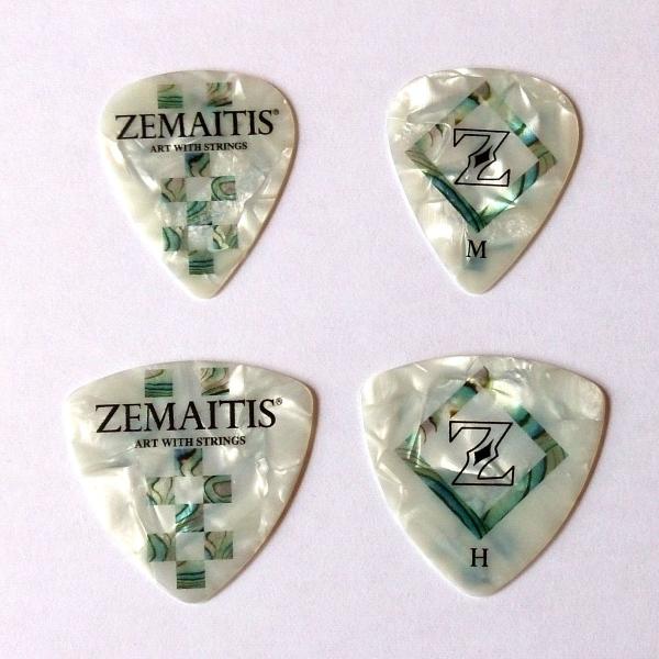 ゼマイティス パールフロント・デザイン　ギターピック材質：セルロイド販売単位：1枚形状：ティアドロップ、トライアングル厚さ：0.75mm、1.0mmゼマイティスのパールフロント・デザインを基に、洗練されたチェス・モチーフと象徴的なダイヤモン...
