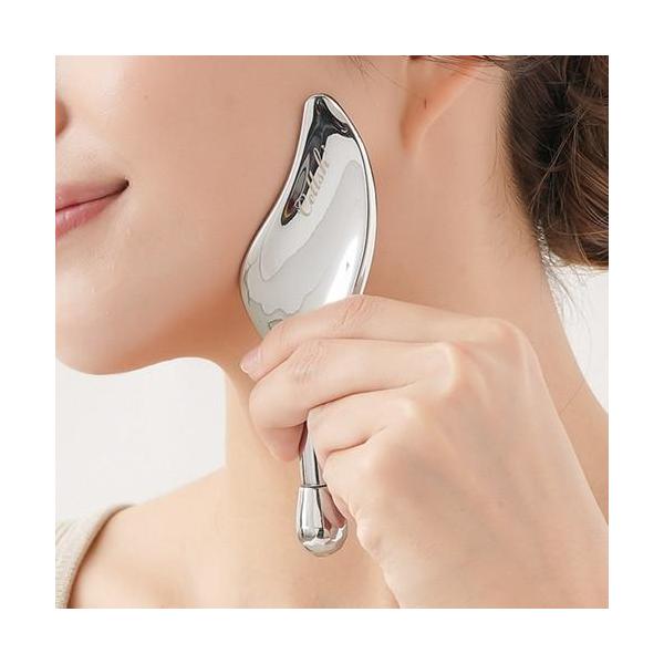 フェイスラインにぴったりフィットする3Dカーブで肌のカーブに密着させ、すくい上げるように動かします。またポイントローラーで軽く押し当てるようにして、肌の上を転がします。■本体(約13×41×124mm)×1■材質:亜鉛合金■箱サイズ:約20...