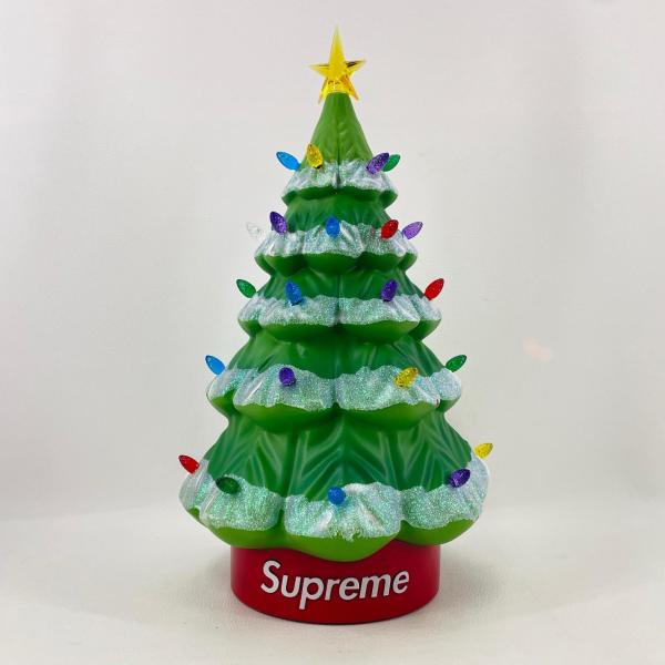 【ブランド】Supreme シュプリーム【商品名】インテリア小物 オブジェ シュプリーム 【程度】程度A【付属品】箱、USBケーブル【計測サイズ】・約W21 x H37.5(cm)【コンディション詳細】ツリーについた突起一つ一つにＬＥＤが仕...