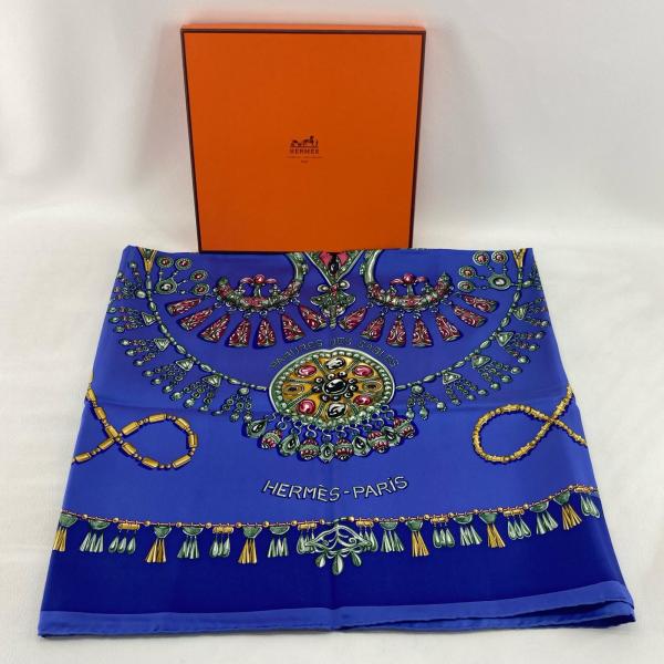 【ブランド】HERMES エルメス【商品名】エルメス スカーフ PARURES DES SABLES(砂漠のアクセサリー) 【程度】程度A【色】ブルー【サイズ】約88cm x90cm【素材】シルク100%【付属品】箱付【コンディション詳細】...