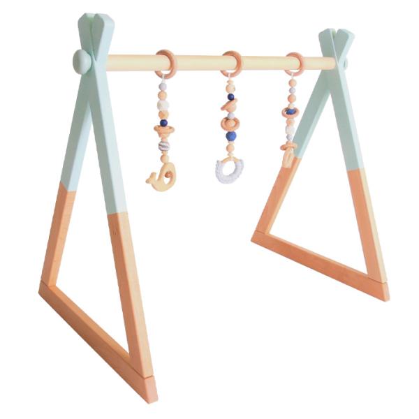 ※こちらの商品はお客様組み立てとなります。※ベビージム、ハンギングトイ以外の小物やおもちゃは付属しておりません。■サイズベビージム：W68 x D48 x H59cm■材質ベビージム：ヨーロッパビーチ材(水性ウレタン塗装)ハンギングトイ：シ...