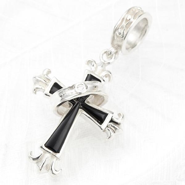 素材：シルバー925製ラインストーンサイズ：モチーフ：約縦29mm×横21mm×厚み2.9mmリング：約直径11mm×幅2.8mmペンダントトップのみブラックでカラーリングしたクロスに小さなリングを斜めがけしました。繊細なクロスとリングの造...