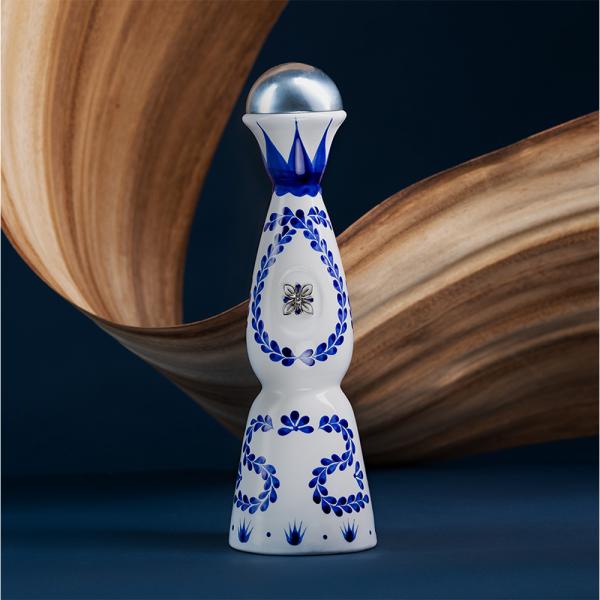 クラセアスール・レポサドはメキシコ文化と伝統の象徴です。 伝統的な製法で、ゆっくりと加熱されたブルーアガベから造られるテキーラは、香り高く無類の味を奏でます。 アメリカンウイスキーカスクで8カ月間寝かせることにより、熟成に由来するヘーゼルナ...