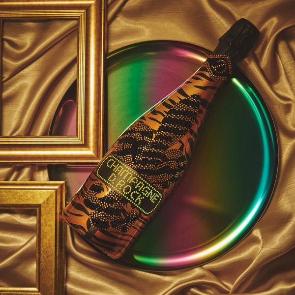 通常ボトルはロゴ部分がクリスタル、LUMINOUSボトルにつきましてはロゴ部分が発光します。黄金色の滑らかなボディに輝くアーティスティックな虎模様が目をひく大変華やかなボトルとなっております。白葡萄シャルドネと黒葡萄ピノ・ノワールがバランス...