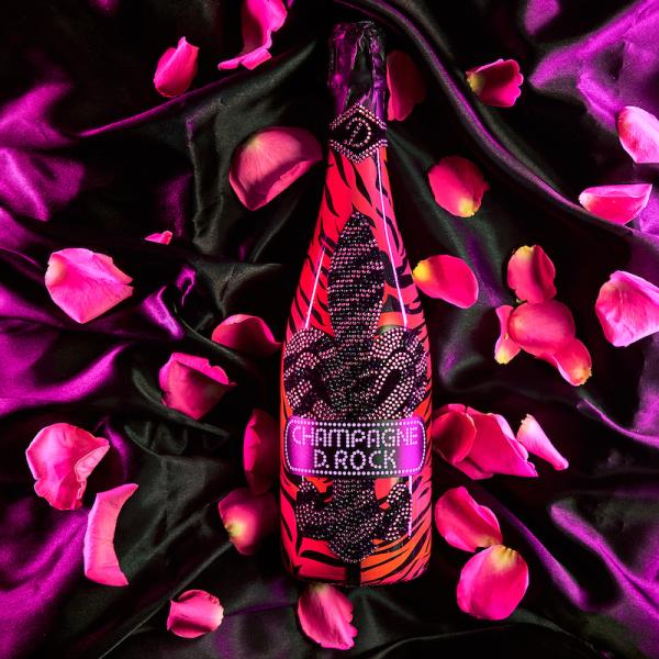 通常ボトルはロゴ部分がクリスタル、LUMINOUSボトルにつきましてはロゴ部分が発光します。目の冴えるピンク色の滑らかなボディに、アーティスティックな虎模様が目をひく大変華やかなボトルとなっております。白葡萄シャルドネと黒葡萄ピノ・ノワール...