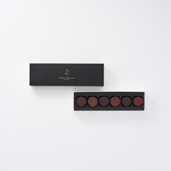 ピエール マルコリーニの上質なチョコレートと、選りすぐりのジャパニーズウィスキーとのマリアージュをお楽しみいただけるアソートメントです。【賞味期限】 発送日より約2カ月【保存方法】直射日光、高温多湿を避け、15℃以下で保存して下さい。【内容...