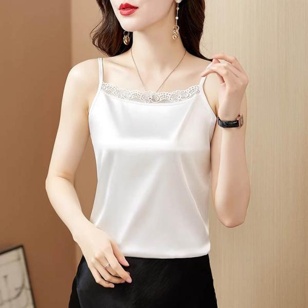 胸元のレースがオシャレなレディース用キャミソール。サテン調で光沢感のある生地を使用?豊富なサイズを取り揃えております。【サイズについて】画像をご参照ください。【カラーについて】生産ロットにより柄の出方や色の濃淡が異なる場合がございます。お使...