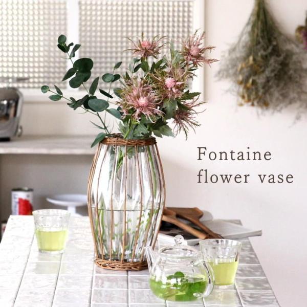 ●FONTAINE かご編みガラスフラワーベース ロング●職人の技術が詰まった、熟練の職人にしか作り出せないアイテム。●ガラスの形状にぴったり合わせて柳のカゴを編み込んだフラワーベースです。●柳の温かみが感じられ、ナチュラルテイストのインテ...