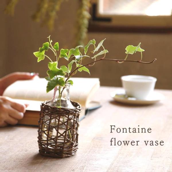 ●FONTAINE かご編みガラスフラワーベース ミニボトル●職人の技術が詰まった、熟練の職人にしか作り出せないアイテム。●ガラスの形状にぴったり合わせて柳のカゴを編み込んだフラワーベースです。●柳の温かみが感じられ、ナチュラルテイストのイ...