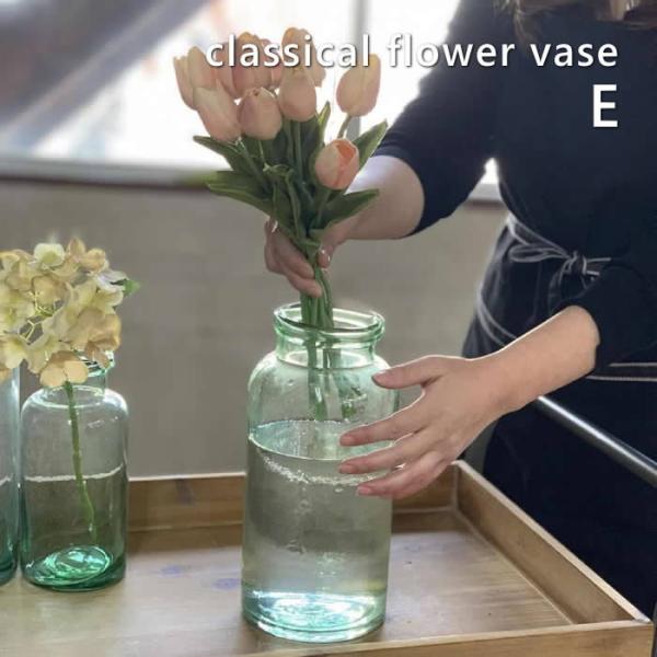 ●クラシカルガラスフラワーベースE●リサイクルガラスを使ったハンドメイドの花びん。シンプルながらも雰囲気があっておしゃれ。●玄関やリビング、寝室、空間にドライフラワーやグリーンを飾っても彩りを添えてくれます。●お花を一輪挿すだけで気軽な気分...