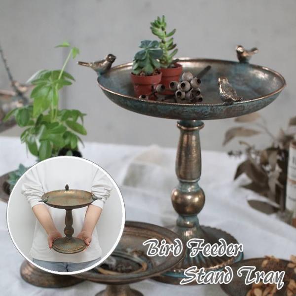 ●バードフィーダー スタンドトレイ●スタンドタイプのおしゃれなバードフィーダーです。お庭やベランダに簡単に設置でき、可愛い鳥たちにきっと癒されます。●小鳥のえさ台としてだけでなく、フラワースタンドとして小さな鉢花や小物などを飾るのもおすすめ...
