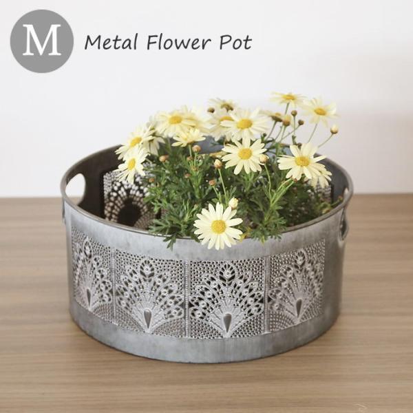 ●SCANDINAVIANメタルフラワーポット Mサイズ●繊細な花柄模様が美しい「SCANDINAVIAN」シリーズ。●北欧風の洗練された雰囲気が植物やインテリアを引き立て、プランターカバーや収納アイテムとして様々なシーンで活躍します。▼サ...