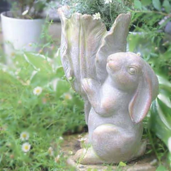 ●ラビットリーフポットS●ウサギがチューリップのような植木鉢を掲げたデザインです。(底穴あり)。●小さなお花を植えたり、オブジェにしてもおすすめです。●うさぎのモチーフは昔から世界中で幸運のお守りとして愛されてきました。●お部屋やガーデン、...