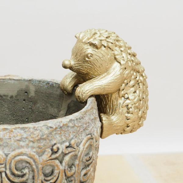 ●ゴールドヘッジホッグ●植木鉢やプランターに引っ掛けて飾るハリネズミのオブジェです。●「よいしょ」と手を掛けて顔をひょっこりさせる姿が愛らしく、お花やグリーンなど植物とも相性抜群！●ゴールドカラーが華やかで、インテリアのアクセントとしてお部...