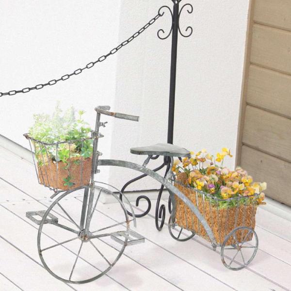 ●ガーデンシャビートライシクル●ガーデンをおしゃれに演出する三輪車型のフラワースタンドです。●前後のバスケットにお気に入りの鉢花や小物などを飾ったり、つる性の植物を絡ませたり、アレンジも楽しめます。ガーデニンググッズの収納にもおすすめです。...