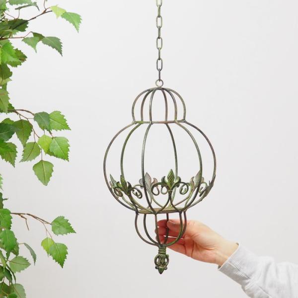 ●ハングキャンドルホルダーリリー●アンティーク調のおしゃれなキャンドルホルダーです。チェーンとフック付きなのでさまざまな場所で吊り下げて使用できます。●庭やベランダに取り付けて、ガーデンオブジェとして飾ったり、造花やグリーンを飾っても素敵で...