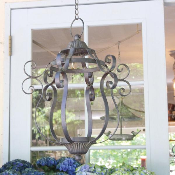 ●ハングキャンドルホルダーロイヤル●アンティーク調のおしゃれなキャンドルホルダーです。チェーンとフック付きなのでさまざまな場所で吊り下げて使用できます。●庭やベランダに取り付けて、ガーデンオブジェとして飾ったり、造花やグリーンを飾っても素敵...