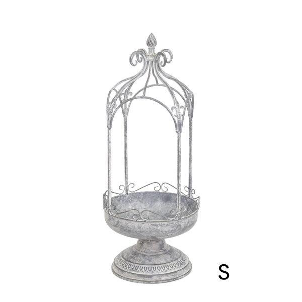 ●シャビープラントスタンドS●アンティーク調のおしゃれなフラワースタンドです。●鉢花や観葉植物、オブジェなどを飾るのにぴったり！花を高めに配置することで、視線を引きつけ、美しいガーデンスペースを演出できます。●全体に錆風のペイントを施したデ...