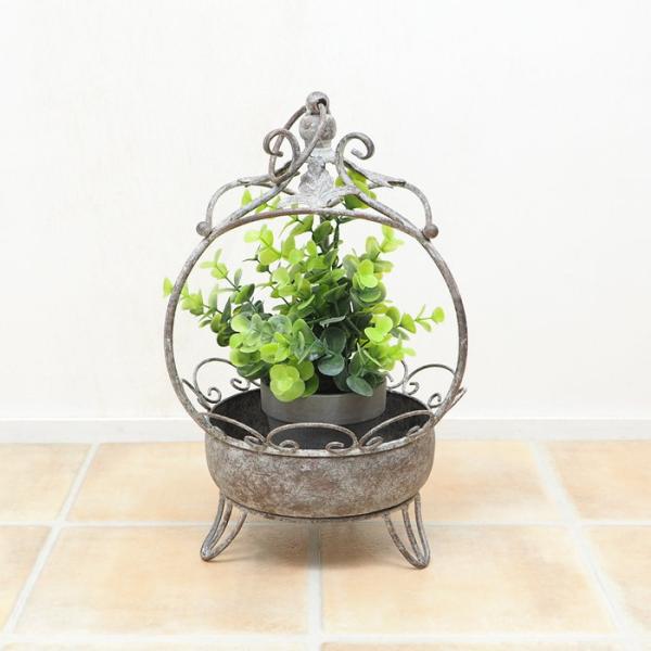 ●フローラルポットスタンド●アンティーク調のおしゃれなポットスタンドです。底穴があるので植物を直接植え込んだり、フラワースタンドとしてお気に入りの鉢花や小物などを飾って、ガーデンやお部屋のインテリアにおすすめです。●全体に錆風のペイントを施...