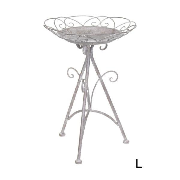 ●フラワープレートスタンド L●アンティーク調のおしゃれなカップタイプのプランターです。●鉢花や観葉植物、オブジェなどを飾るのにぴったり！花を高めに配置することで、視線を引きつけ、美しいガーデンスペースを演出できます。●全体に錆風のペイント...