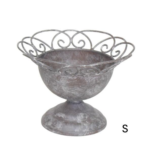 ●フローラルカップ S●アンティーク調のおしゃれなカップタイプのプランターです。●底穴があるので植物を直接植え込んだり、フラワースタンドとしてお気に入りの鉢花や小物などを飾って、ガーデンやお部屋のインテリアにおすすめです。●全体に錆風のペイ...