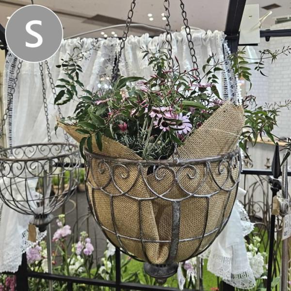 ●プラントハンギング S●アンティーク調のおしゃれなハンギングバスケットです。ポットカバーとしてはもちろん、ココヤシファイバーや麻布を敷けば、プランターとして植物を植え込むこともできます。●壁に掛けたり、吊るしたりして空間を飾り、美しいガー...