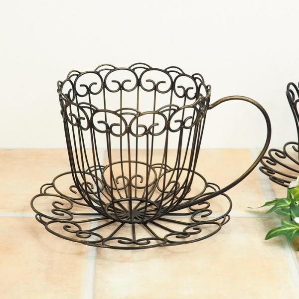 ●アイアンティーカップL●ガーデンをおしゃれに演出するティーカップ型のアイアンバスケットです。鉢カバーやガーデンオブジェにぴったり！●ココヤシファイバーや麻布を敷けば、プランターとして植物を植え込むこともできます。●ガーデニングはもちろん、...