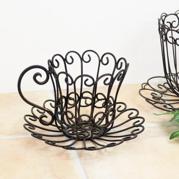 ●アイアンティーカップS●ガーデンをおしゃれに演出するティーカップ型のアイアンバスケットです。鉢カバーやガーデンオブジェにぴったり！●ココヤシファイバーや麻布を敷けば、プランターとして植物を植え込むこともできます。●ガーデニングはもちろん、...