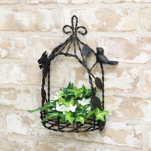 ●アイアンガゼボ壁掛ブラック●ガーデンをおしゃれに演出する鳥かご風のアイアンオブジェです。お花のアレンジや小物のディスプレイにぴったり！●小さめのサイズで壁面に飾りやすい半円型です。壁に掛けたりそのまま置いて飾っても素敵なインテリアになりま...