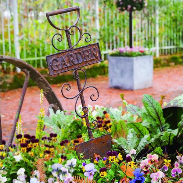 ●ガーデンスコップピック●スコップをモチーフにしたユーモアあふれるガーデンピック。●アイアン製のアンティークな加工がされているのでとってもお洒落です。●花壇やお庭の入り口に飾れば楽しいお庭作りができちゃいます。▼サイズ等（約ｃｍ）W：約15...