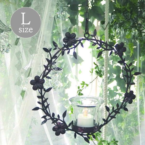●ハングフラワーリングキャンドルL●玄関やエントランスを華やかに彩るアイアン製の飾りです。繊細な花と葉のモチーフで飾られアンティーク風の仕上がりが特徴です。●キャンドルホルダーが付属しており、柔らかなキャンドルの光がお部屋に温かみを加え、リ...