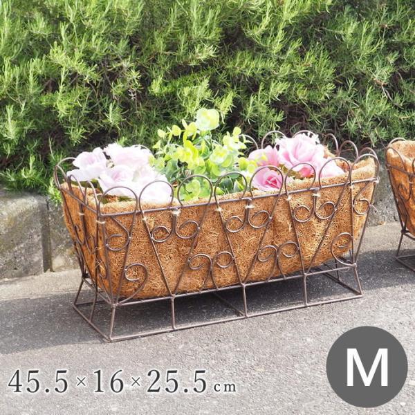●ココバスケット長角 M●アンティーク調のおしゃれなワイヤーバスケットです。●ココヤシファイバーのライナー付きなので、すぐに植物を植え込むことができます。●サイズや形違いのシリーズで揃えれば、統一感が生まれガーデンスペースを華やかに演出しま...