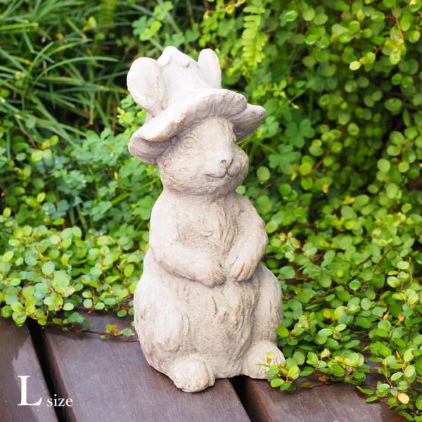 ●ハットラビット立ちL●お花の帽子をかぶった愛らしいウサギのセメント製オブジェです。●アンティーク調のデザインで、あえて施された色むらや剥げが、長年愛されてきたかのような温かみを演出します。●ガーデンオーナメントとしてもインテリアとしてもお...