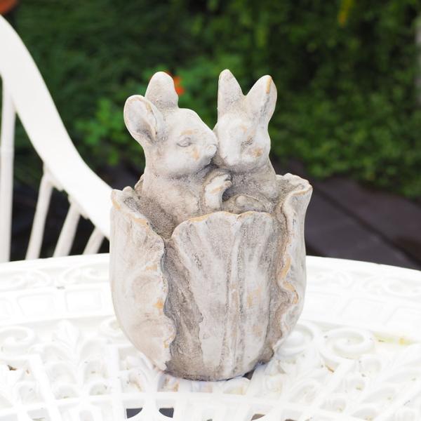 ●ペアラビットフラワー●お花の中で寄り添う姿が愛らしいウサギのセメント製オブジェです。おしゃれでアンティーク風の仕上がりが魅力で、セメント製のためしっかりとした重みがあり安定感があります。●あえて色むらや剥げを施し、独特の味わいを加えていま...