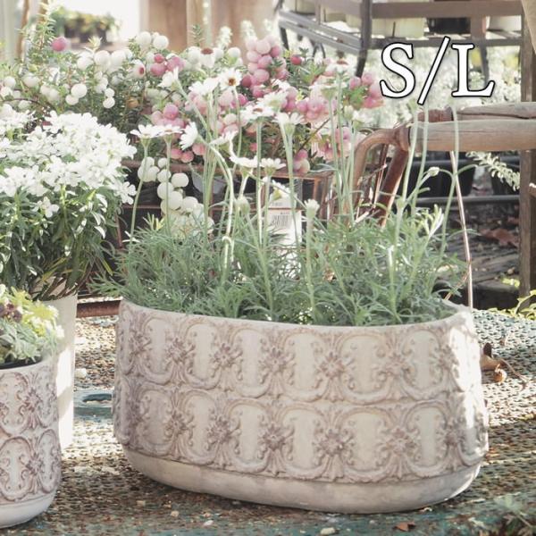 ●クロヌポットオーバルS/L●優雅なアンティーク調の植木鉢です。繊細なレリーフ模様が施されたそのデザインは、まるでフランスの古城に佇む装飾品のような気品を感じさせます。●アンティーク調の仕上げが特徴で、使い込まれたような風合いが植物の緑と絶...