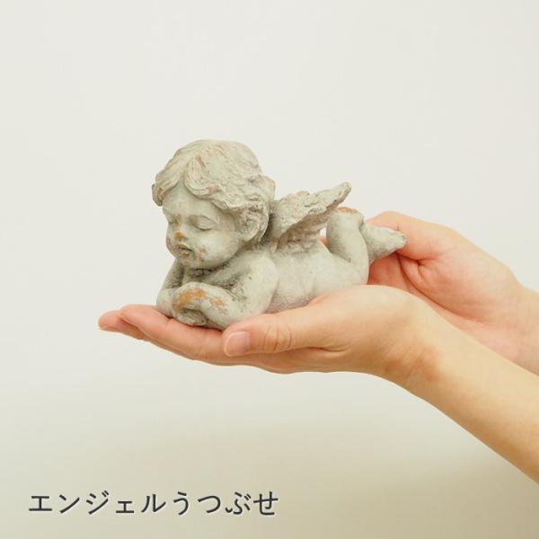 ●エンジェルうつぶせ●うつぶせに寝転んだ姿が愛らしい天使の置物です。リラックスした表情でくつろぐ姿は、お部屋やお庭にやさしい癒しの雰囲気を添えてくれます。●棚や窓辺にちょこんと飾ったり、観葉植物のそばに置いてアクセントにしたりと、さまざまな...