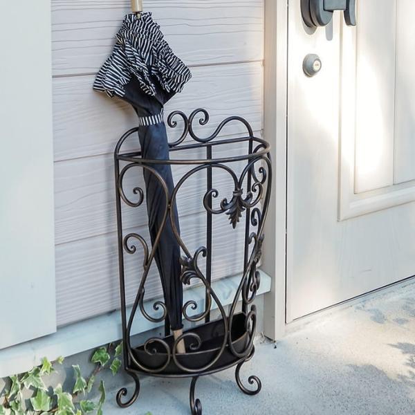 ●アンブレラスタンドアンジュ●エレガントなアイアンの傘立てです。クラシカルで洗練されたデザインのアイアン傘立てが、玄関を華やかに彩ります。●曲線美を活かした装飾と重厚感のあるアイアン素材が、高級感とアンティーク調の雰囲気を演出。●半円型のデ...