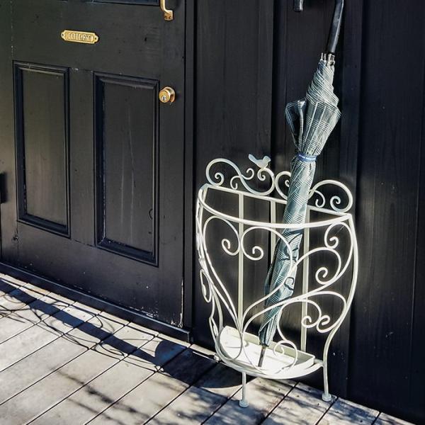 ●アンブレラスタンドホワイト●エレガントなアイアンの傘立てです。クラシカルで洗練されたデザインのアイアン傘立てが、玄関を華やかに彩ります。●曲線美を活かした装飾と重厚感のあるアイアン素材が、高級感とアンティーク調の雰囲気を演出。●半円型のデ...