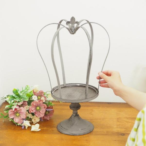 ●フラワースタンドクラウン●クラシックな王冠のシルエットが目を引くフラワースタンド。植物をまるで主役のように引き立ててくれる、存在感たっぷりのガーデンアイテムです。●繊細なカーブを描くフレームと、上部にあしらわれたフルール・ド・リス（ユリの...