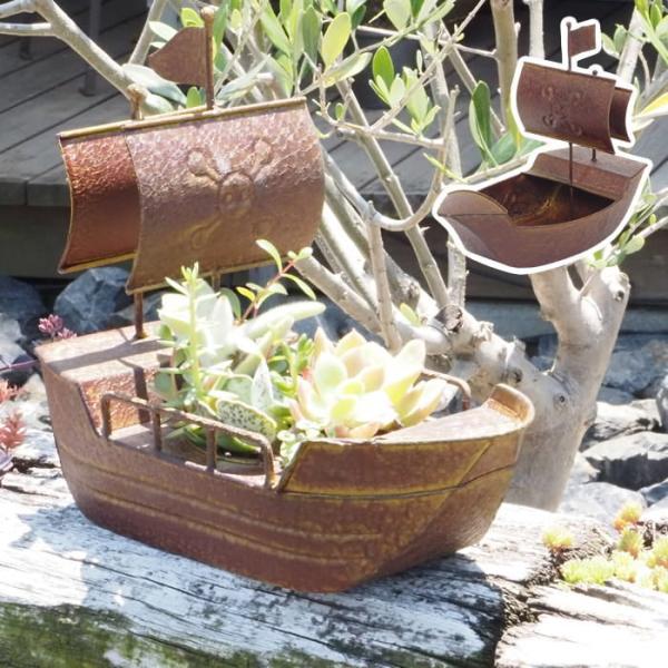 ●メタルシッププランター/メタルボートプランター●海賊船デザインのブリキプランター。庭やベランダ、室内インテリアにぴったりの個性的なアイテムです。●ユニークな海賊船モチーフが目を引き、観葉植物や多肉植物、フェイクグリーンのポットカバーとして...