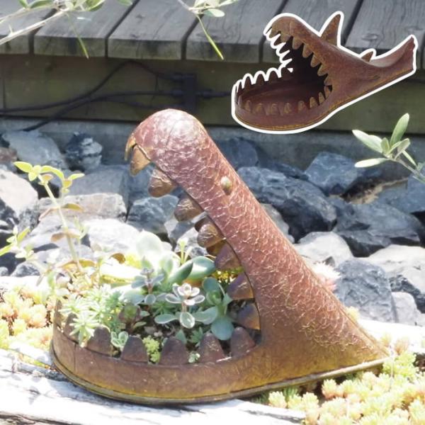 ●シャークヘッドプランター/メタルシャークプランター●インパクト抜群！大きな口を開け、ギザギザの歯が印象的なサメモチーフのブリキプランターです。●口の中に植物を飾ることでまるでサメがグリーンを食べているように見える、遊び心いっぱいのデザイン...