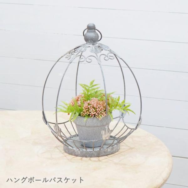 ●ハングボールバスケット●ころんと丸いフォルムが愛らしい、アイアン製のハングボールバスケット。繊細な曲線フレームと、やさしいアンティーク仕上げが魅力のディスプレイアイテムです。●天井やフックに吊るしてハンギングとして楽しむのはもちろん、その...